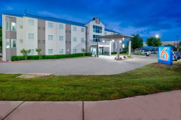 1 King Bed  Mobility Accessible Tub Nsmk - Lake Worth, TX