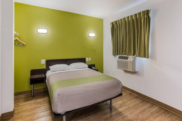 1 Queen Bed  Smoking - Jacksonville, FL
