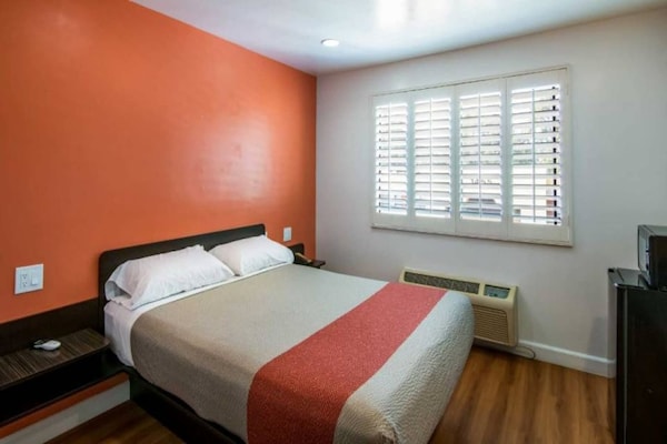 1 Queen Bed Mobil Access Tub Nsmk Micfridg - Montebello, CA