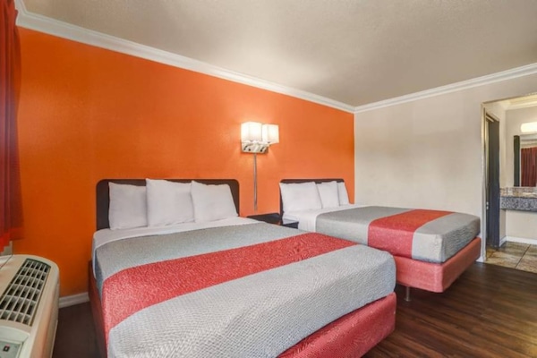 2 Queen Beds Smoking Micfridge - Fresno, CA