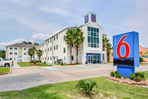 2 Full Beds Micfridge - Biloxi, MS