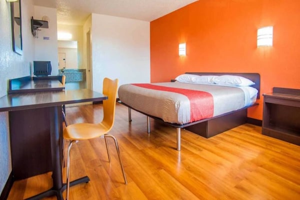 1 King Bed  Smoking - Corsicana, TX