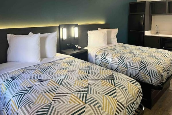 2 Full Beds  Smoking Kitchen - Huntsville, AL