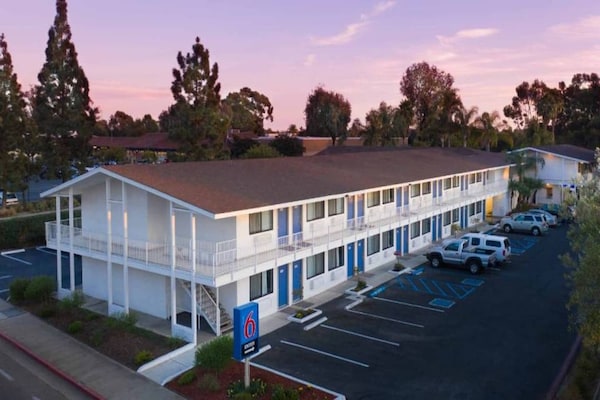 2 Full Beds Micfridge - Isla Vista, CA