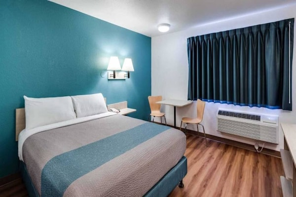 1 Queen Bed  Smoking - Spokane, WA