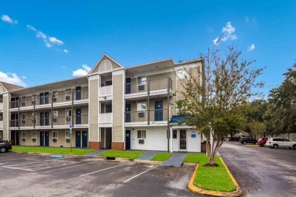 2 Full Beds  Smoking Kitchen - Jacksonville, FL