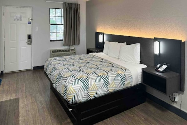 1 King Bed  Non-smoking Micfridge - Huntsville, AL