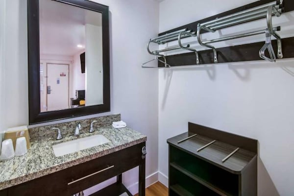 2 King Beds Non-smoking Micfridge - Monterey Park, CA
