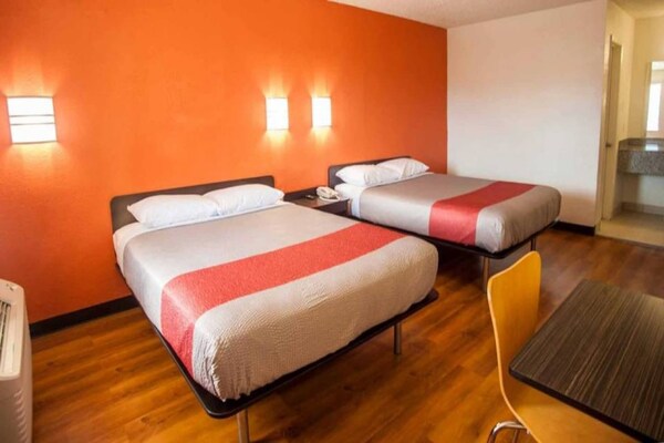 2 Queen Beds  Smoking - Corsicana, TX
