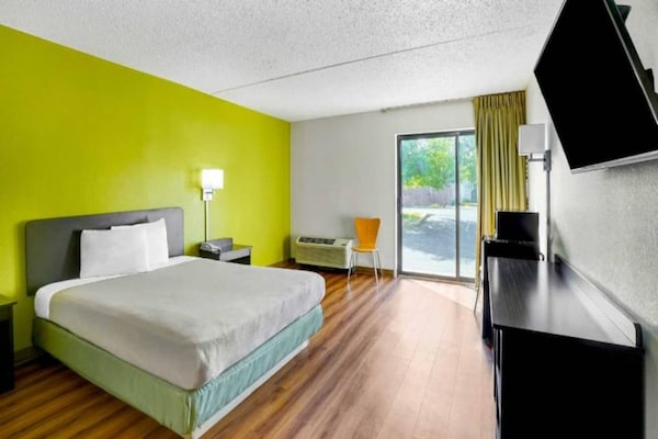 1 King Bed  Smoking Micfridge - Princeton, NJ