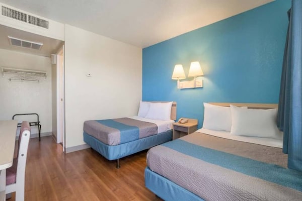 2 Full Beds  Non-smoking Micfridge - Grand Junction, CO
