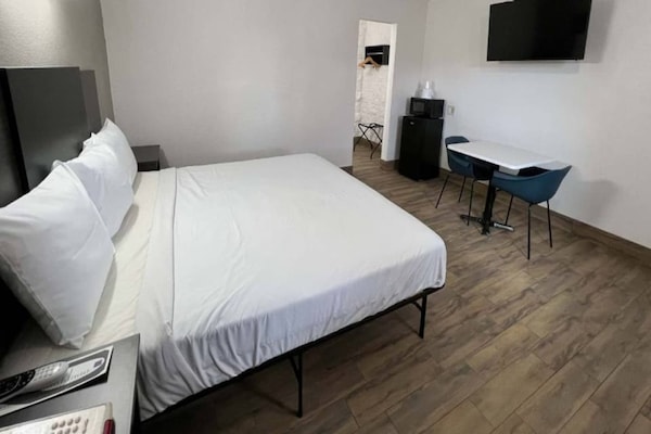 1 King Bed  Smoking Micfridge - Huntington Beach, CA