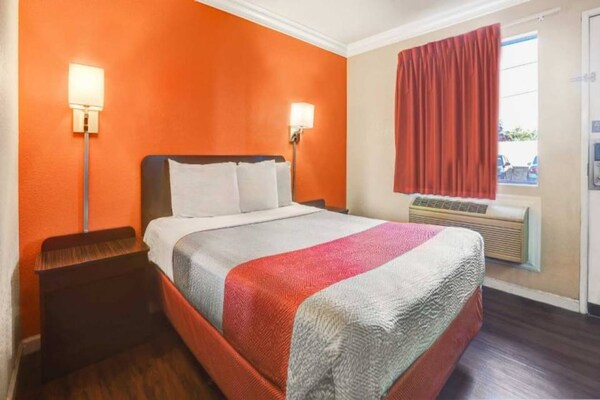 1 Queen Bed Smoking Micfridge - Fresno, CA