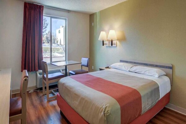 1 King Bed Non-smoking Micfridge - Englewood, CO