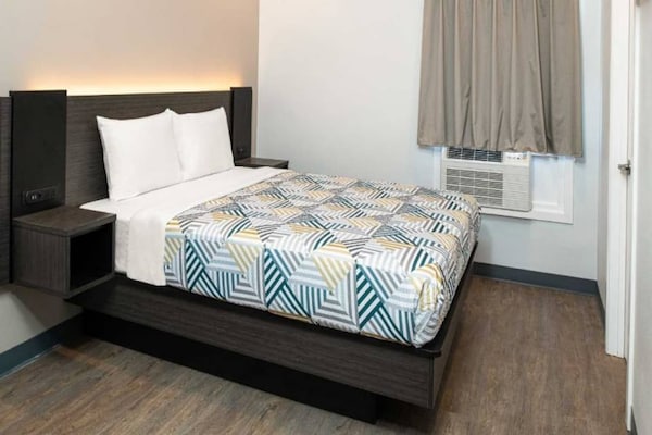 1 Full Bed  Non-smoking - Los Angeles
