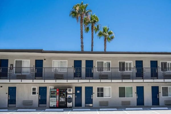 1 King Bed Mobility Accessible Ri Shower Nsmk - Anaheim