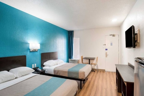 2 Full Beds  Non-smoking Micfridge - Lexington, KY