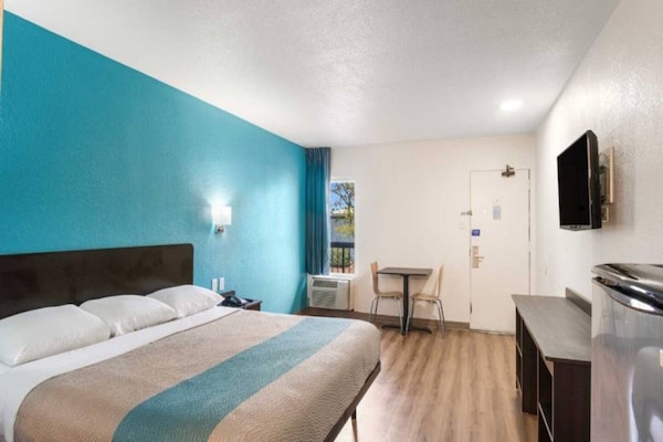 1 King Bed  Non-smoking Micfridge - Lexington, KY