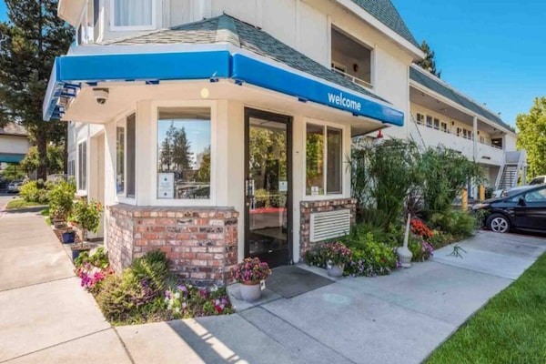 1 Queen Bed  Micfridge - Sebastopol, CA