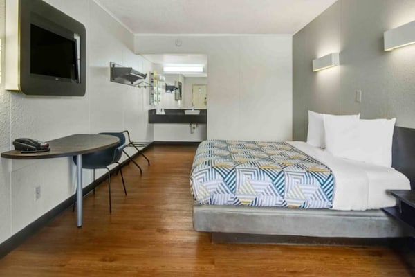 1 Queen Bed  Non-smoking - Lima, OH