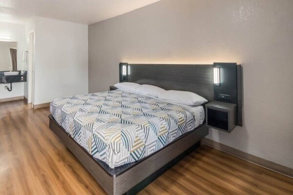 1 King Bed Smoking Kitchen - Laredo, TX