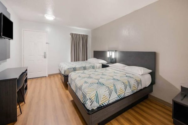 2 Queen Beds  Smoking Kitchen - Laredo, TX