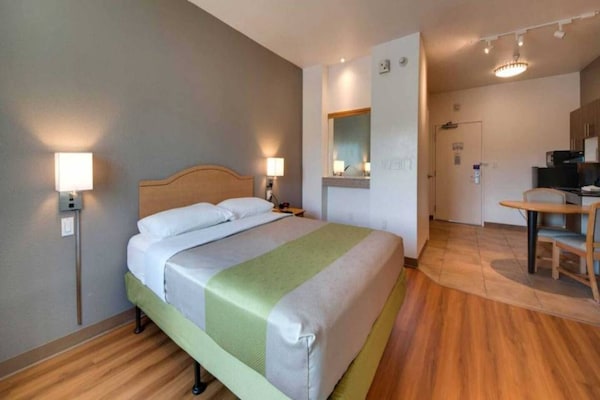 1 Queen Bed  Kitchen - Brownsville, TX