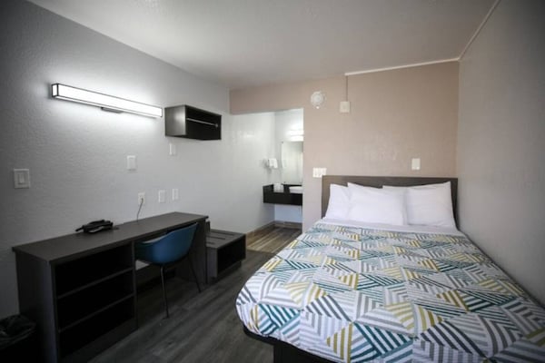 1 Queen Bed - Brownsville, TX
