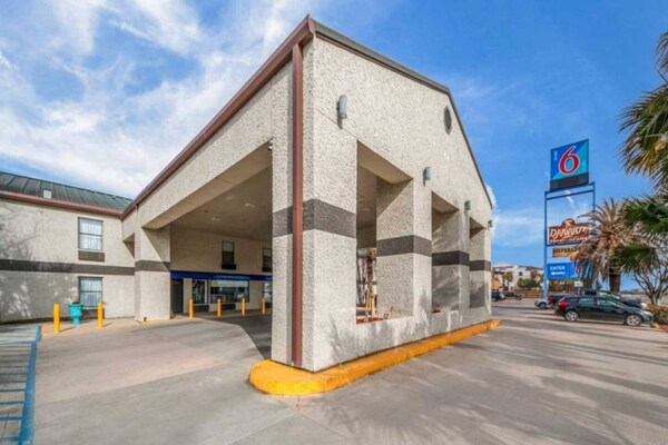 2 Queen Beds Micfridge - Laredo, TX