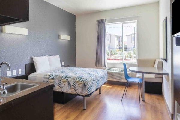 1 Queen Bed Mobility Accessible Tub Nsmk - Laredo, TX