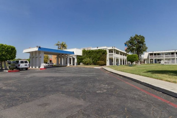 2 Queen Beds  Non-smoking - Pomona, CA