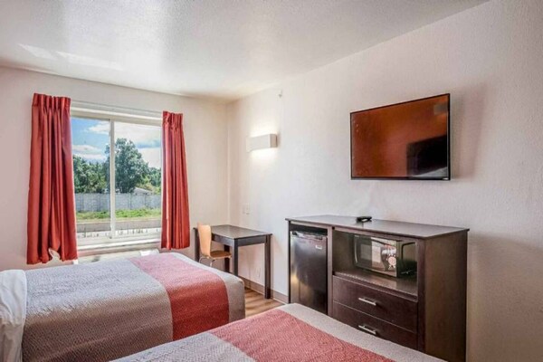 2 Full Beds  Non-smoking Micfridge - Peoria, IL