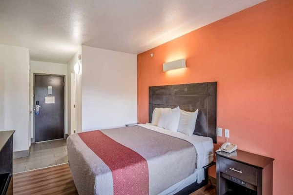 1 King Bed  Non-smoking Micfridge - Peoria, IL