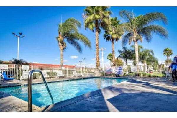 1 Queen Bed Suite Smoking Micfridge - Ontario, CA