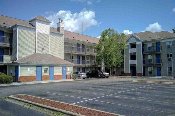 2 Queen Beds  Suite Smoking Kitchen - Fayetteville, NC