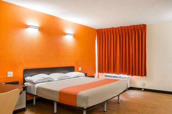 1 King Bed  Non-smoking - Louisiana