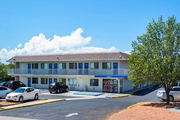 2 Full Beds - Pueblo, CO