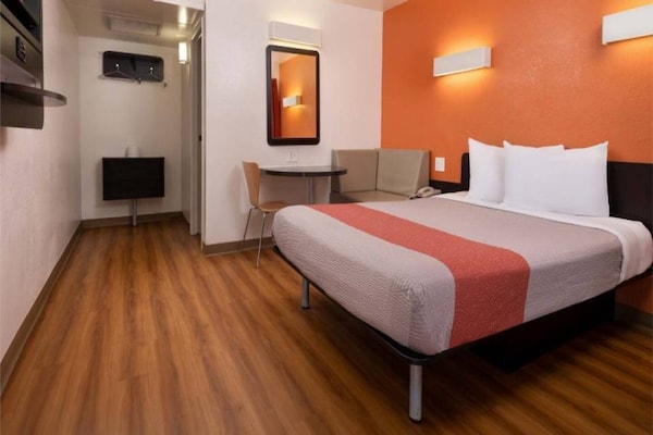 1 Queen Bed - Pismo Beach, CA