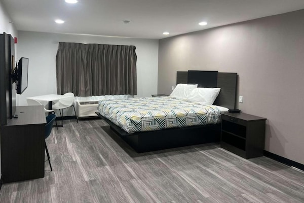 1 Queen Bed  Mobil Access Tub Nsmk Kitchen - Midwest City, OK