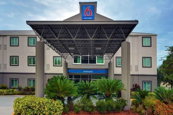 1 Full Bed  Ada/tub - Orlando, FL