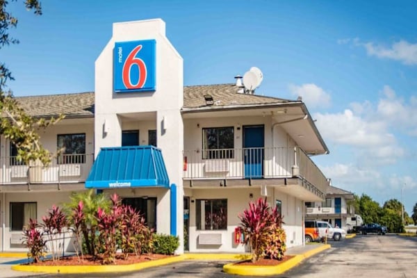 1 Queen Bed - Fort Pierce, FL