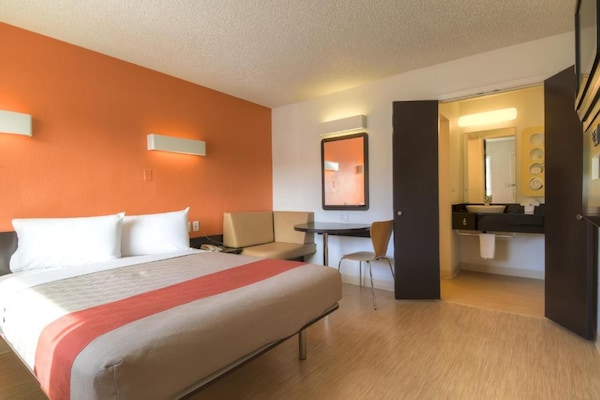 1 Queen Bed - Nevada