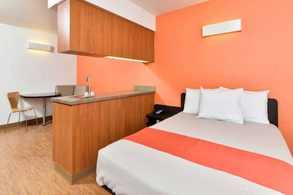1 Queen Bed  Mobility Access Tub Ste Nsmk - Idaho