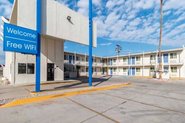 2 Queen Beds  Non-smoking Micfridge - Blythe, CA