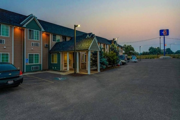 1 Queen Bed Ada/ri Shower/non-smoking - Idaho Falls, ID