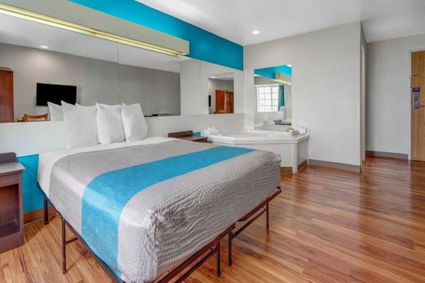 1 Queen Bed  Ada/ri Shower/non-smoking - Idaho Falls, ID