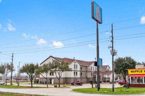 1 King Bed Non-smoking - Richmond, TX