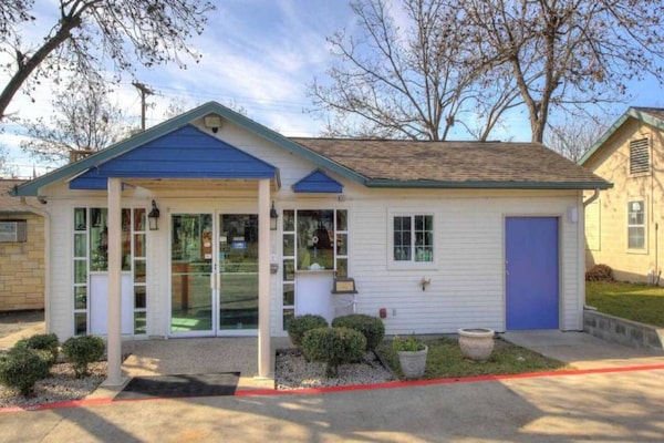 1 King Bed  Non-smoking - Kerrville, TX