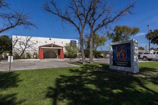 2 Full Beds Non-smoking Micfridge - Uvalde, TX