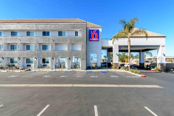 1 King Bed Mob Acc Tub Ste Nsmk Micfridg - Perris, CA